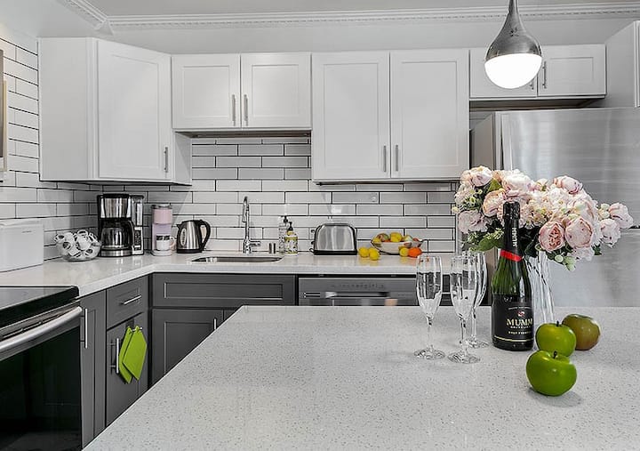 Holiday Special 50% Off Nightly Rate Til New Year! - Seattle, WA