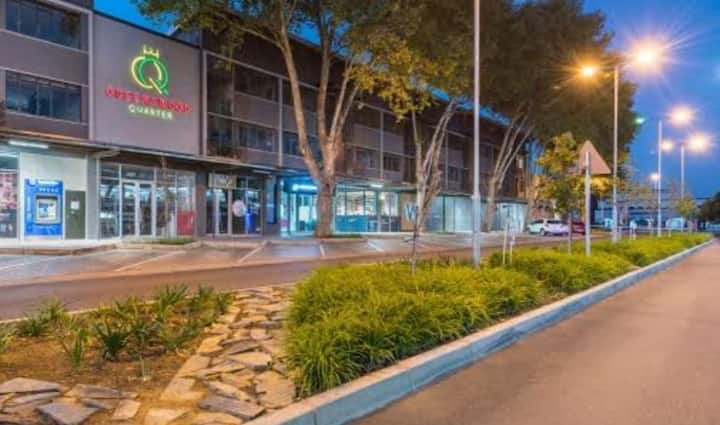 Queens Airbnb Unit 5 Miirror Cast Netflix - Pretoria