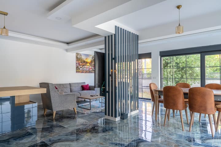 Luxe Villa Omringd Door Palmbomen. - トルコ