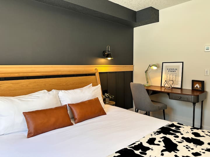 Urban Alpine- King Bed, Gym, Free Parking -W118 - Canmore