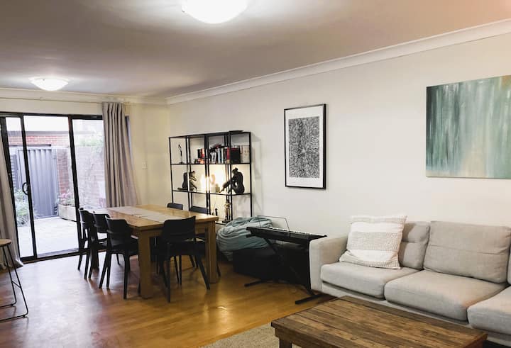 Spacious 3 Bed/2 Bath, Courtyard - Burwood