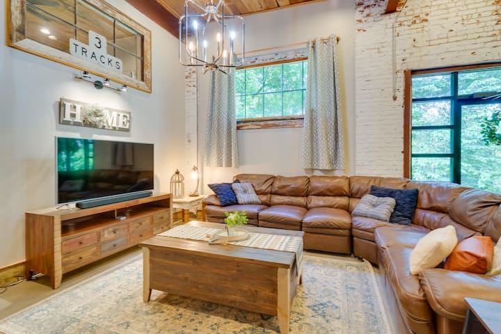 Modern Luxury In Mountain Town! - Murphy, NC