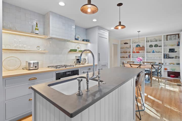 Stylish Downtown Home | Modern & Central Location - Hendersonville, NC