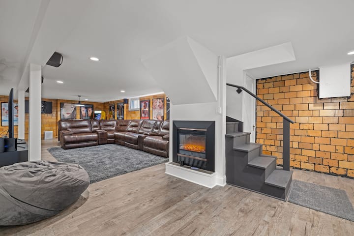 Spacious Home With Entertainment Room And Hot Tub - St. Louis, MO