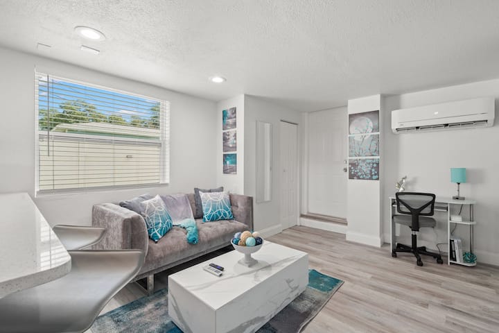 The Charming Escape - Close To The Beaches - Pinellas County, FL