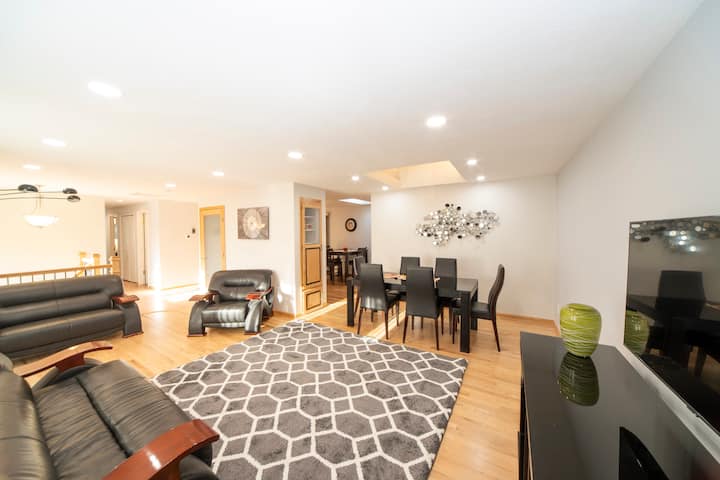 Central Location, Quiet Family Home, Private Yard. - 골든