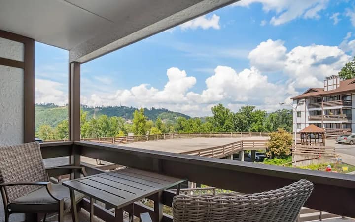 15 Min Walk To Downtown Gatlinburg Cozy Condo - Gatlinburg, TN