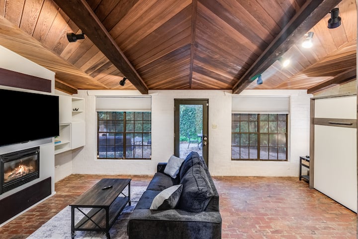 Stylish & Rustic Studio W/ Wifi - Lafayette, LA