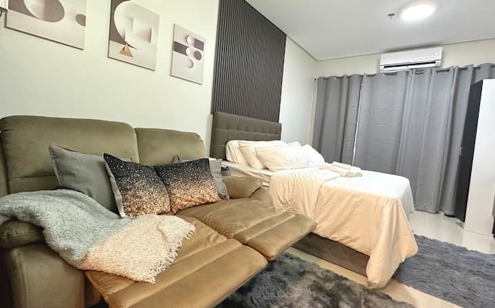 Spacious Deluxe Room W/ Balcony Grass Residences - 케손시티