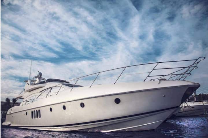 Luxury Yacht Cruiser Day Charter Experience - Hong Kong