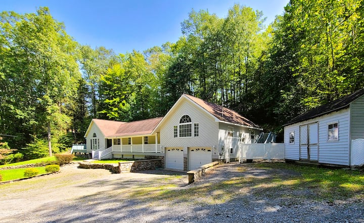 Mountain Ridge Retreat Getaway - Poughkeepsie, NY