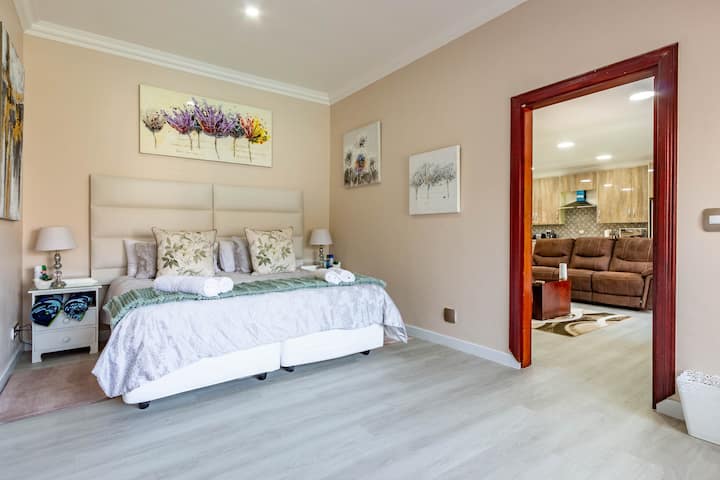 Breath Taking Pool View Unit - Benoni