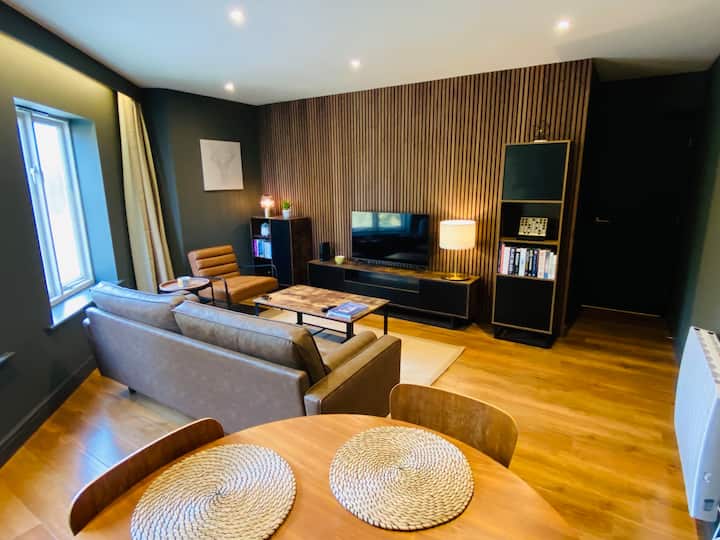 Luxury 2br Apartment W/ Parking - York