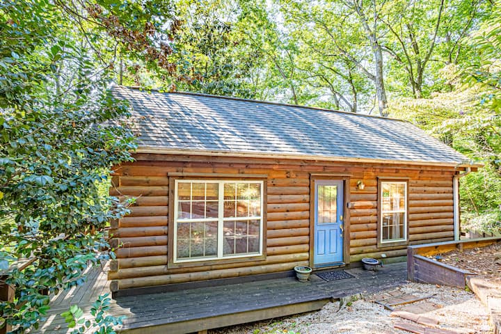 Quaint Cabin In Lake Lure - Pirates Cove, Lake Lure