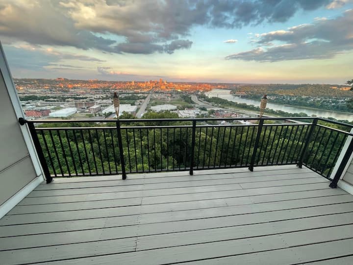 Stunning City View Condo - Cincinnati