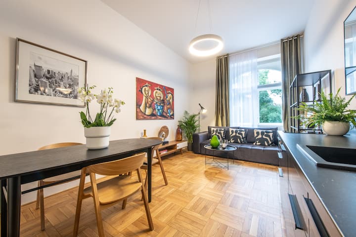 Stylish Renovated Apt - Quiet Hood Next To Park - プラハ