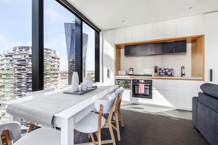 Luxe High-rise Living | Parking, Pool And Gym - Melbourne