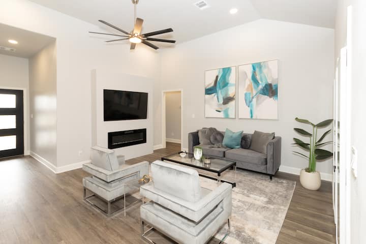 Chic Modern Suburban Retreat. - Fresno, TX