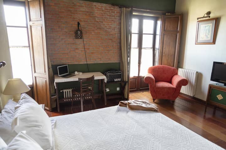 H Doble Superior Con Balcón. 1 O 2 Camas.
 Hermosa - Solares