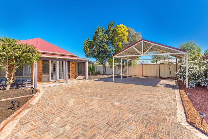 Spacious 5 Beds House Close Carousel/park/airport - Perth