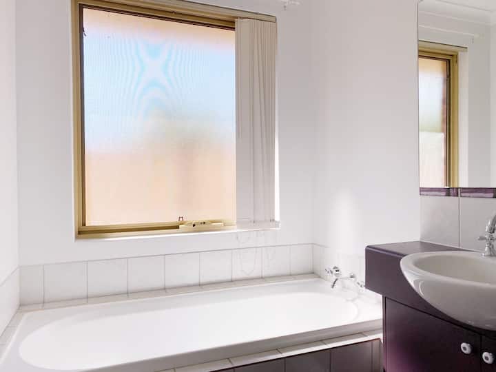 Spacious 5 Bedroom Stay Nr Curtin Uni/mall/airport - Perth
