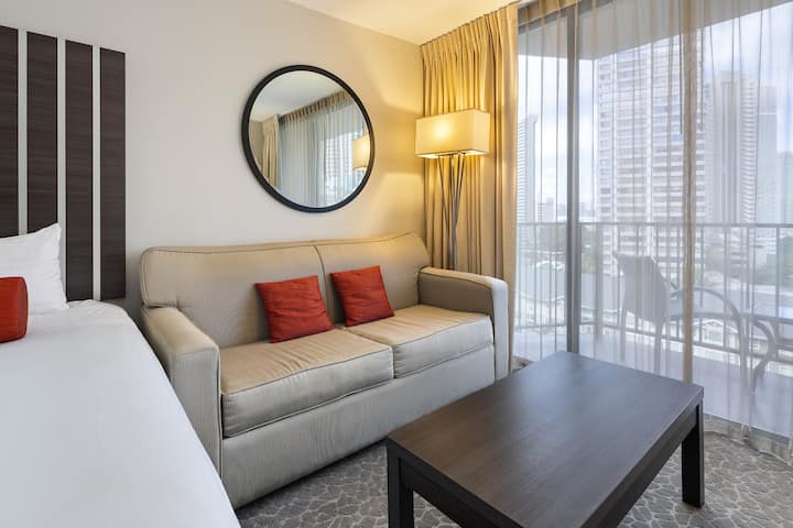 Newly Renovated, Light-filled Studio With Balcony - Honolulu
