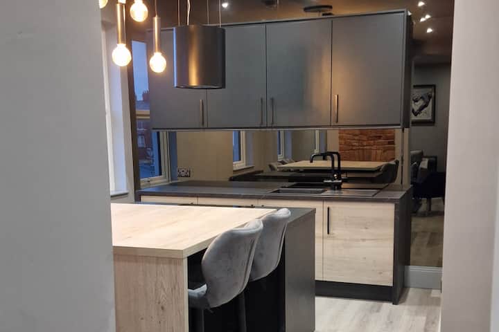 Luxury Flat Near Beach & Station -