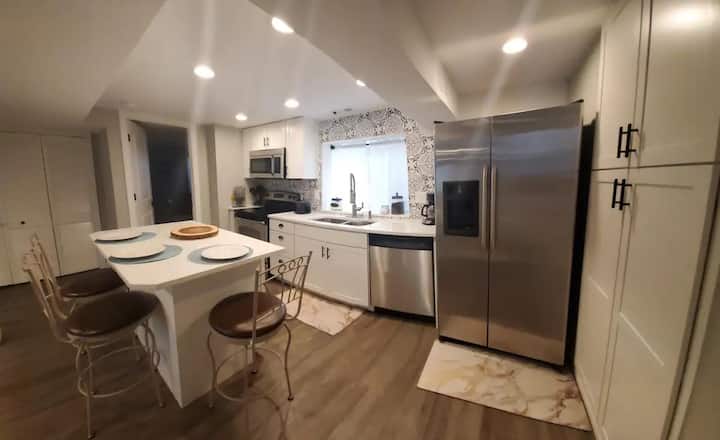 ~Hidden Burrow, Minutes 2 Downtown! - Colorado Springs, CO