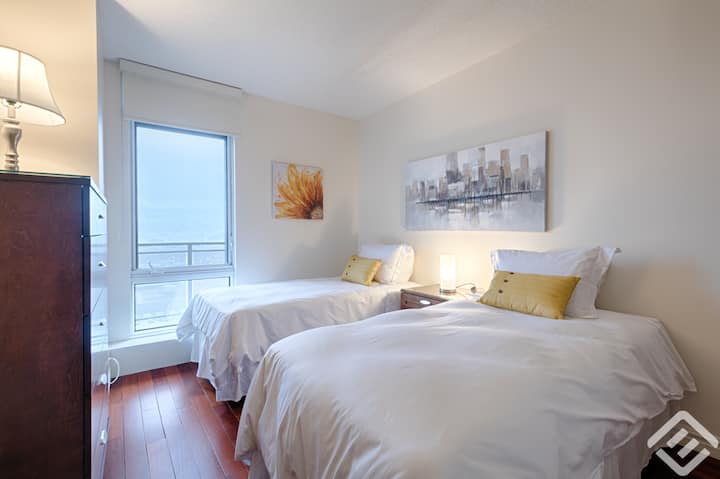 Spacious 2br Executive Retreat W/ Pool - Montreal