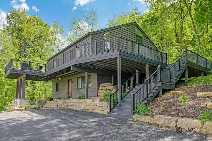 Stunning Views, Great Gathering Spaces, Hot Tub - Illinois