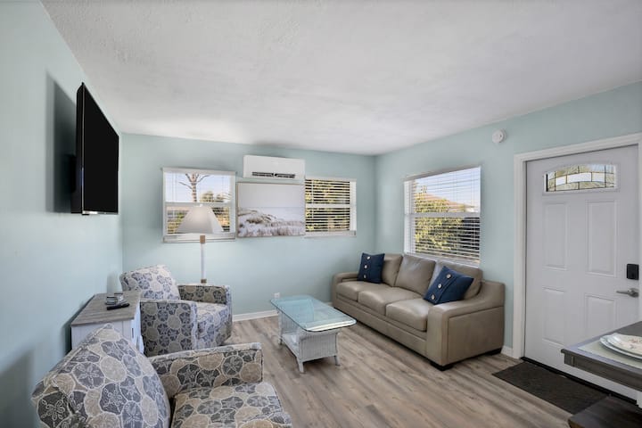 Clean*great Location*dockage Available*heated Pool - Englewood, FL