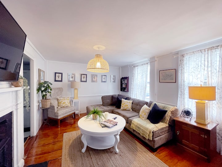 Antique Home In Old Town-ocean Peeks-clawfoot Tub - Marblehead, MA
