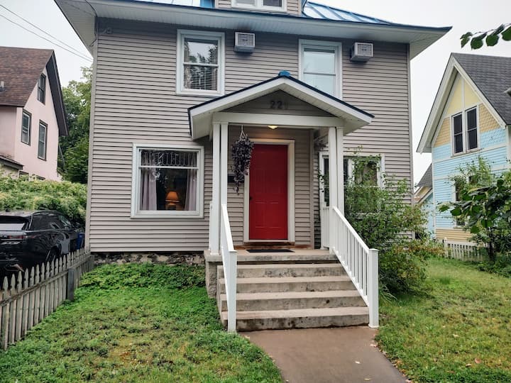 Cozy & Quaint Eastside Home - Marquette, MI
