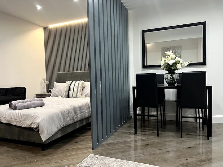 2 Massive Luxury Garden Studios With Gym Access - Romford
