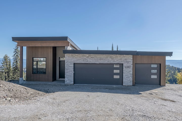 Standalone Masterpiece Hot Tub, Garage, Suite - Armstrong