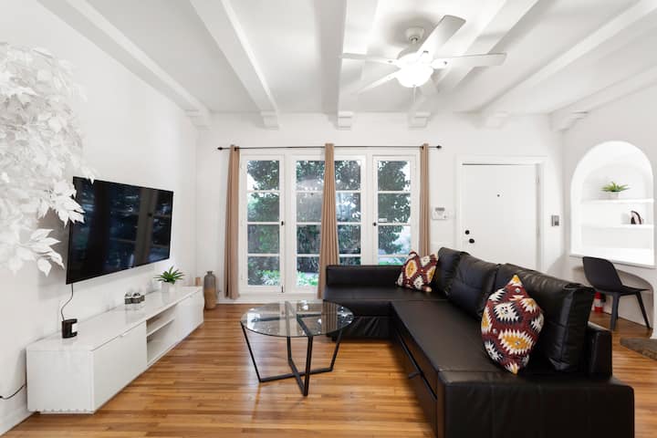 9910 - Spanish Style 1 Bedroom In Beverly Hills - Beverly Hills, CA