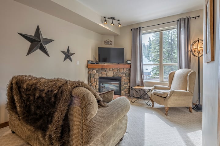 Slopeside Condo In Creekside - Ski In/out! - Armstrong