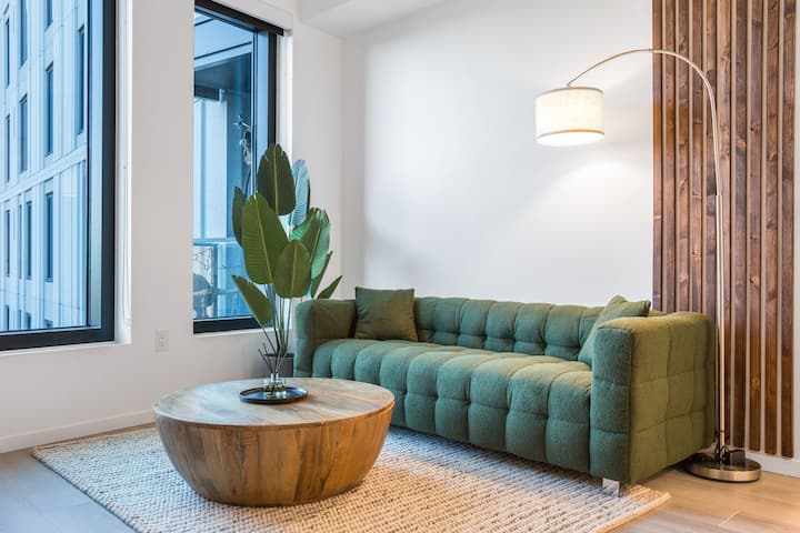Luxury High-rise Near Sf | Fast Wi-fi, Gym, Pool - Oakland, CA