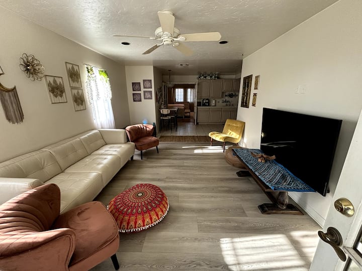 Top The Hill Full 1 Bd / 1bth. - La Verne, CA