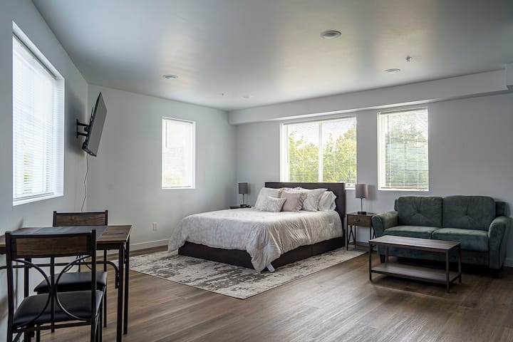 Queen Bed W/d 50" Smart Tv - Tacoma, WA