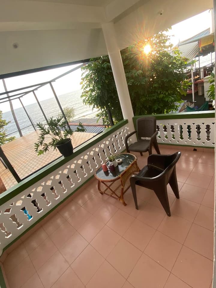 Seaview Rooms & Surf School - Varkala