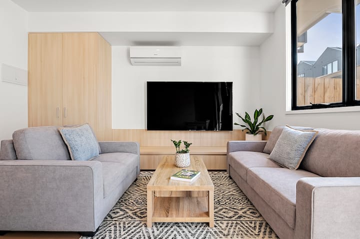 Modern Sunshine Townhouse | Near Cafés & Transit - Tottenham