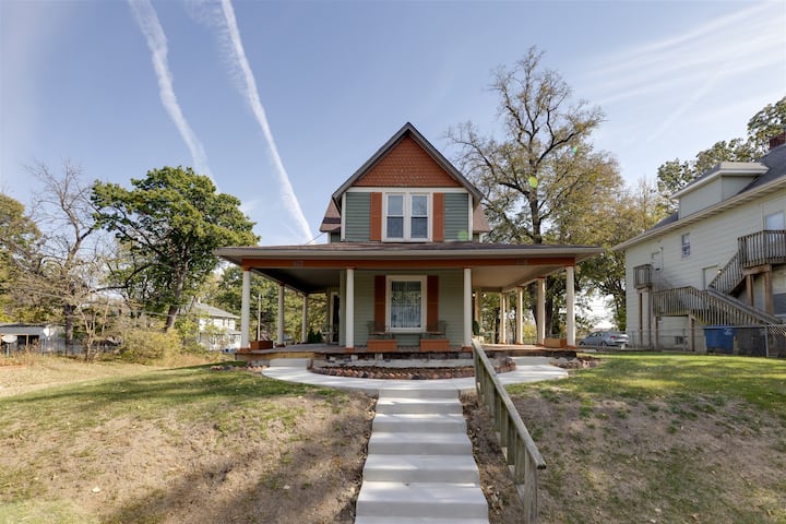 The Carol Anne-charming 2bd/2ba Victorian Near Dt! - Des Moines, IA