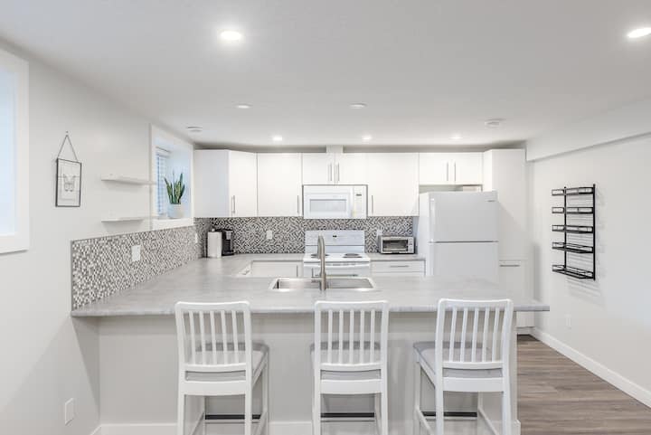 Modern Bright & Spacious Suite - Calgary