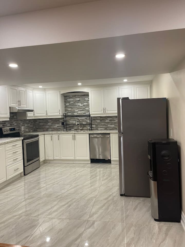 Spacious 2br/2ba (1,000+ Sqft) W/ Private Entrance - Mississauga