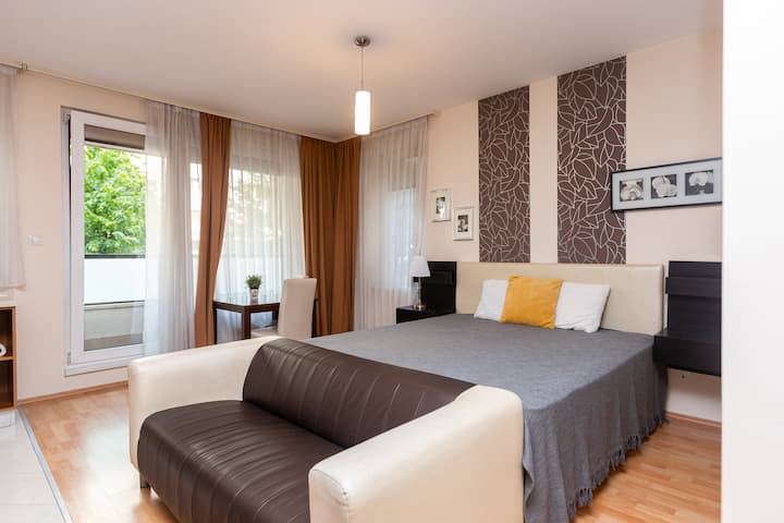 Flat On Corvin Promenade (Terrace & Free Parking) - Budapest