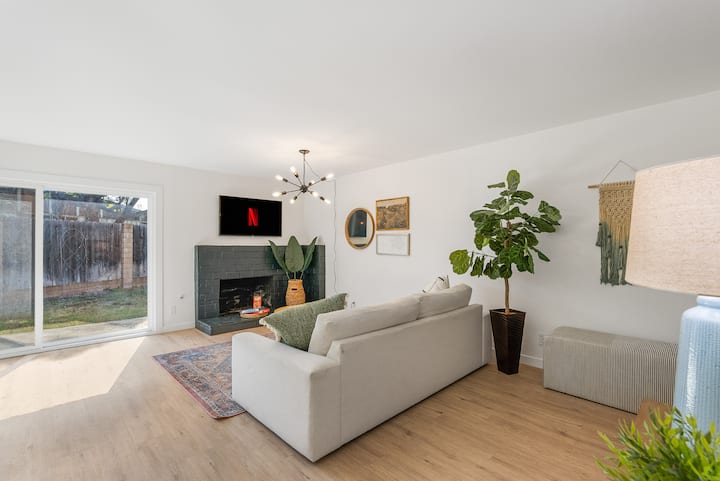 2 Bd / 2 Ba Duplex In The Heart Of Orange County - Anaheim, CA