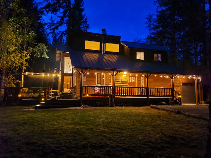 Mountain Paradise

3 Bedrooms, 6 Beds, 2 Bath - Packwood, WA