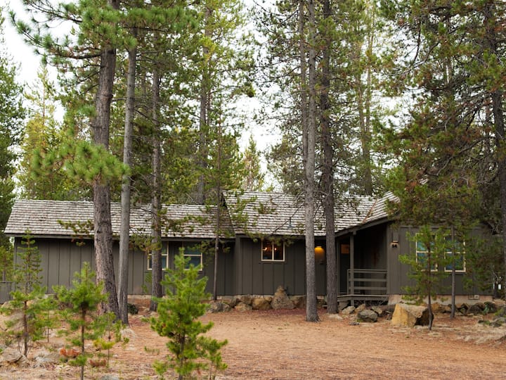 Stylish Sunriver Cabin Located On Quiet Cul-de-sac - 선리버