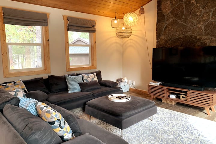 Stylish Sunriver Cabin Located On Quiet Cul-de-sac - Sunriver, OR